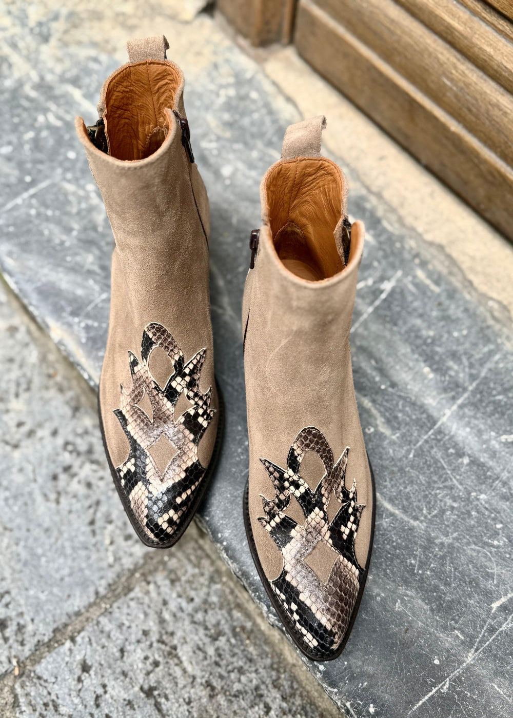 Bottines Mat:20 lily santiag daim beige et python hiver 2025