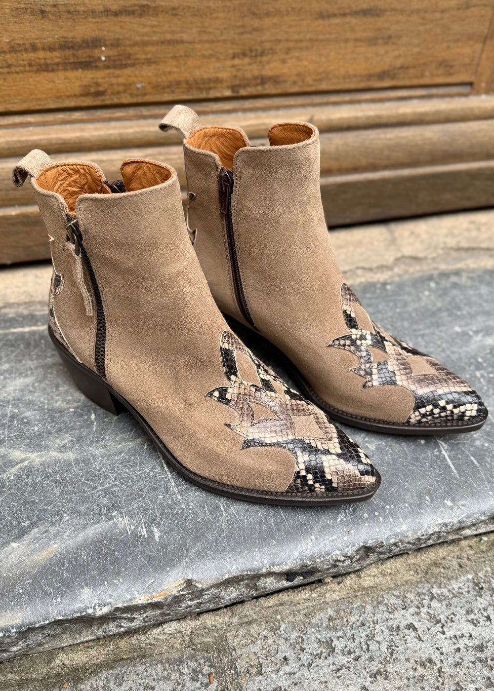 Bottines Mat:20 lily santiag daim beige et python hiver 2025